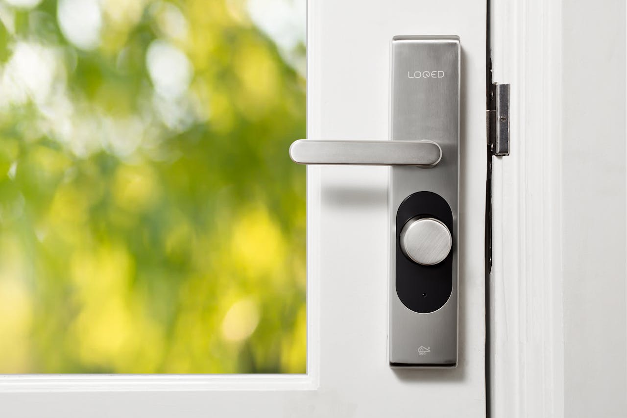 Cara Kerja & Keunggulan Smart Door Lock untuk Rumah - Vista Land Group